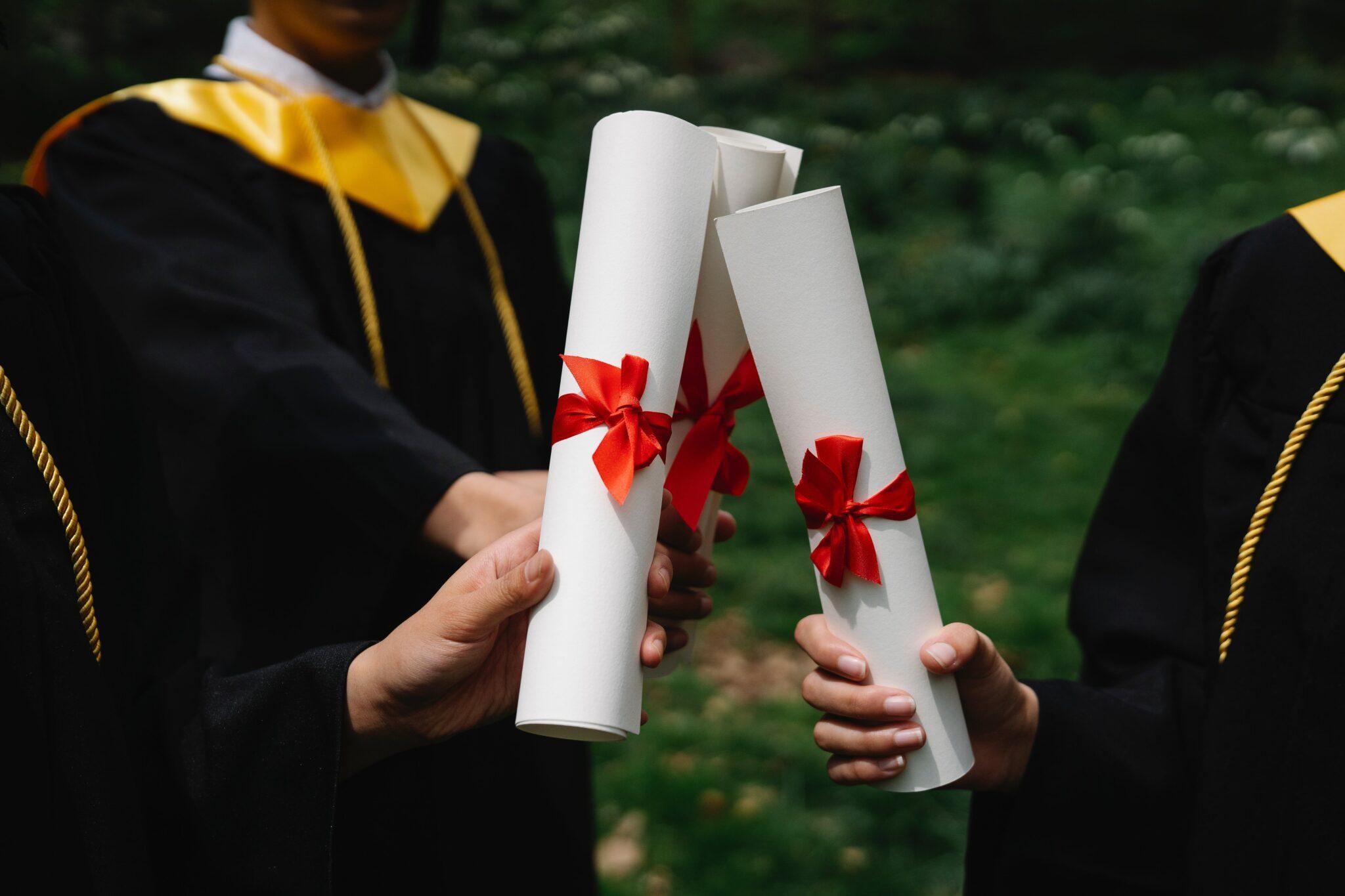 Prehľad titulov – od Bc. po PhD. - Vpeniaze.sk