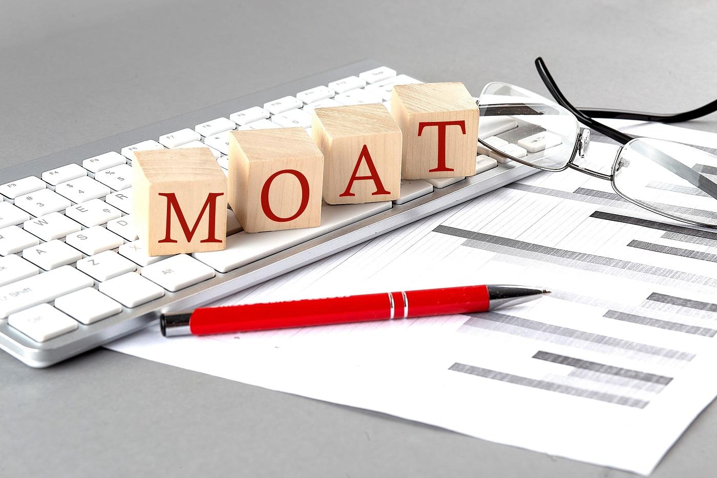 Wide moat – čo je to, význam v investovaní, možnosti - Vpeniaze.sk