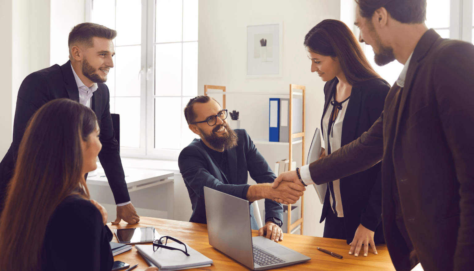 Komanditná spoločnosť – ako ju založiť, príklady - Vpeniaze.sk